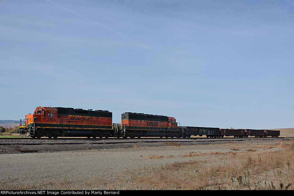 BNSF 2104 and 1705 Lunch Break